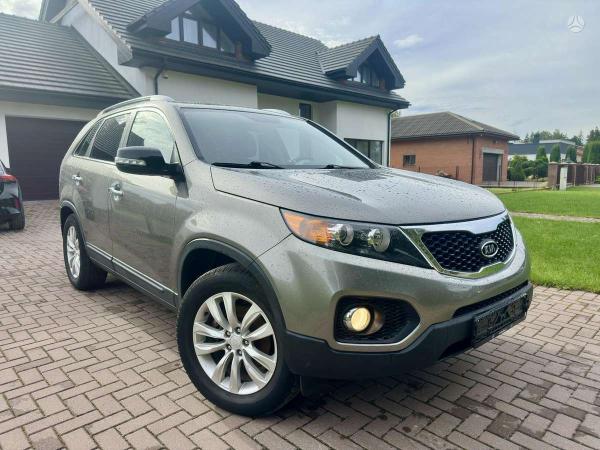 Brown Kia Sorento 2010 in Siauliai, with an engine capacity of 2.20 L and mileage of 189 thousand km for 5450 €, photo 3 on AUTOMOTO.COM.LV