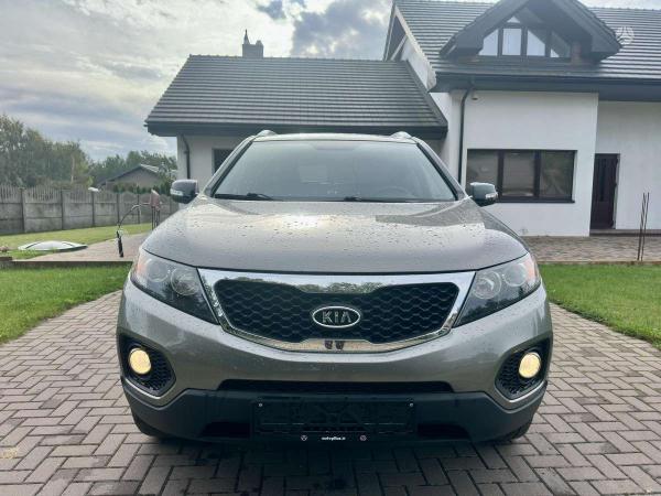 Brown Kia Sorento 2010 in Siauliai, with an engine capacity of 2.20 L and mileage of 189 thousand km for 5450 €, photo 4 on AUTOMOTO.COM.LV