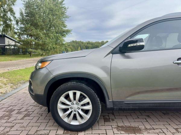 Brown Kia Sorento 2010 in Siauliai, with an engine capacity of 2.20 L and mileage of 189 thousand km for 5450 €, photo 5 on AUTOMOTO.COM.LV