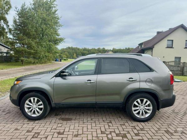 Brown Kia Sorento 2010 in Siauliai, with an engine capacity of 2.20 L and mileage of 189 thousand km for 5450 €, photo 6 on AUTOMOTO.COM.LV