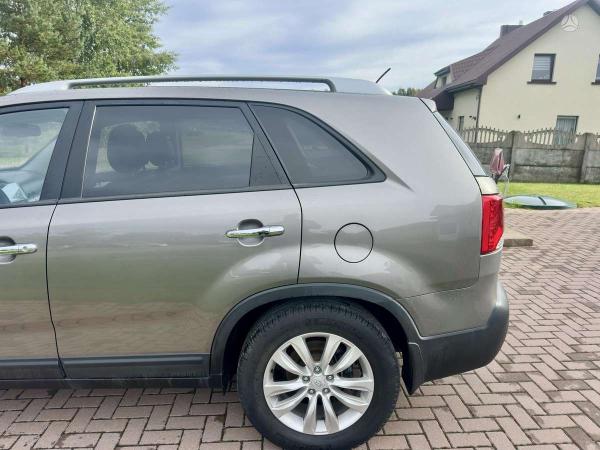 Brown Kia Sorento 2010 in Siauliai, with an engine capacity of 2.20 L and mileage of 189 thousand km for 5450 €, photo 7 on AUTOMOTO.COM.LV