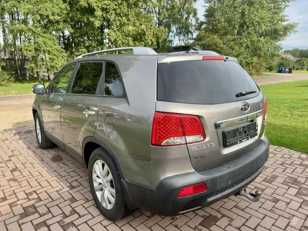 Brown Kia Sorento 2010 in Siauliai, with an engine capacity of 2.20 L and mileage of 189 thousand km for 5450 €, photo 8 on AUTOMOTO.COM.LV