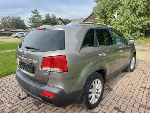 Brown Kia Sorento 2010 in Siauliai, with an engine capacity of 2.20 L and mileage of 189 thousand km for 5450 €, photo 9 on AUTOMOTO.COM.LV