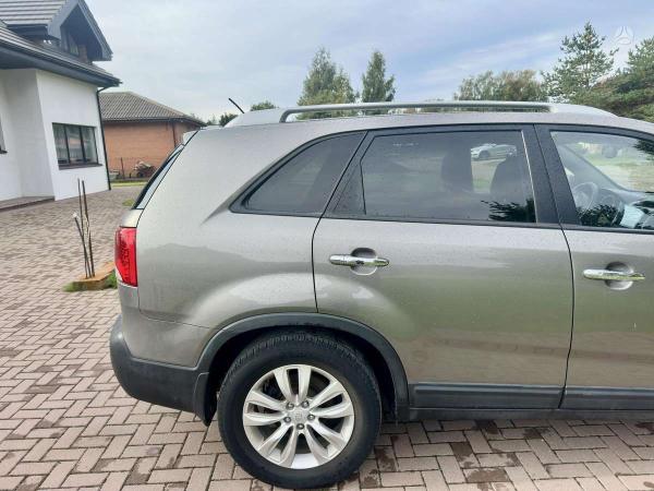 Brown Kia Sorento 2010 in Siauliai, with an engine capacity of 2.20 L and mileage of 189 thousand km for 5450 €, photo 10 on AUTOMOTO.COM.LV