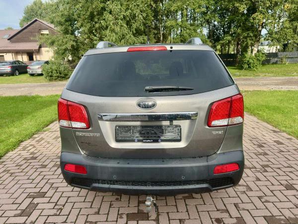 Brown Kia Sorento 2010 in Siauliai, with an engine capacity of 2.20 L and mileage of 189 thousand km for 5450 €, photo 11 on AUTOMOTO.COM.LV