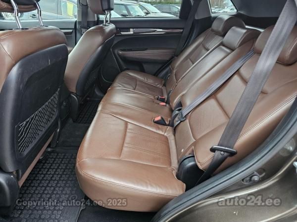 Brown Kia Sorento 2012 in Tartu, with an engine capacity of 2.20 L and mileage of 441 thousand km for 9990 €, photo 11 on AUTOMOTO.COM.LV