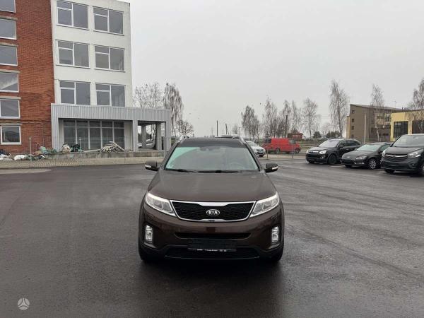 Brown Kia Sorento 2012 in Marijampole, with an engine capacity of 2.20 L and mileage of 238 thousand km for 8999 €, photo 1 on AUTOMOTO.COM.LV