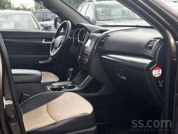 Brown Kia Sorento 2012 in Jelgava, with an engine capacity of 2.20 L and mileage of 0 thousand km for 6500 €, photo 9 on AUTOMOTO.COM.LV