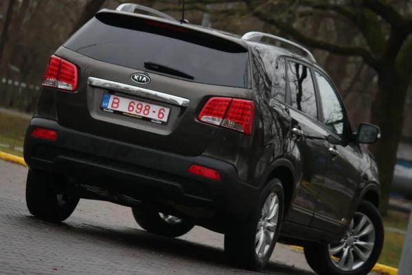 Brown Kia Sorento 2012 in Riga, with an engine capacity of 2.00 L and mileage of 186 thousand km for 7990 €, photo 2 on AUTOMOTO.COM.LV
