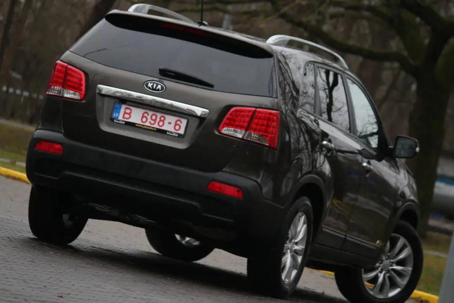 Brown Kia Sorento 2012 in Riga, with an engine capacity of 2.00 L and mileage of 186 thousand km for 7990 €, photo 3 on AUTOMOTO.COM.LV
