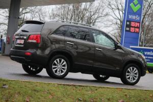 Brown Kia Sorento 2012 in Riga, with an engine capacity of 2.00 L and mileage of 186 thousand km for 7990 €, photo 7 on AUTOMOTO.COM.LV