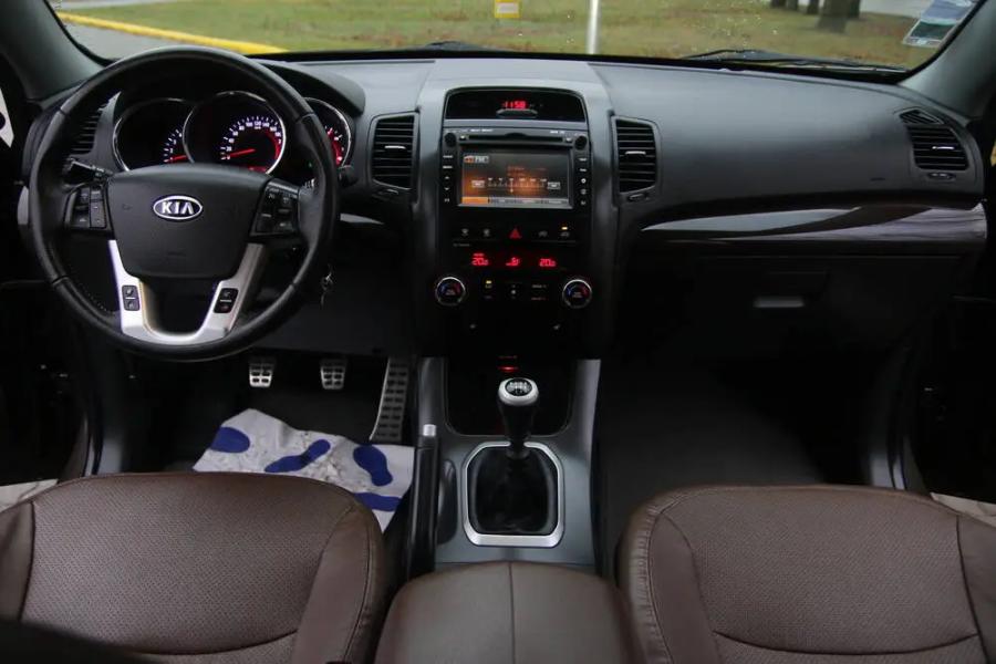 Brown Kia Sorento 2012 in Riga, with an engine capacity of 2.00 L and mileage of 186 thousand km for 7990 €, photo 10 on AUTOMOTO.COM.LV
