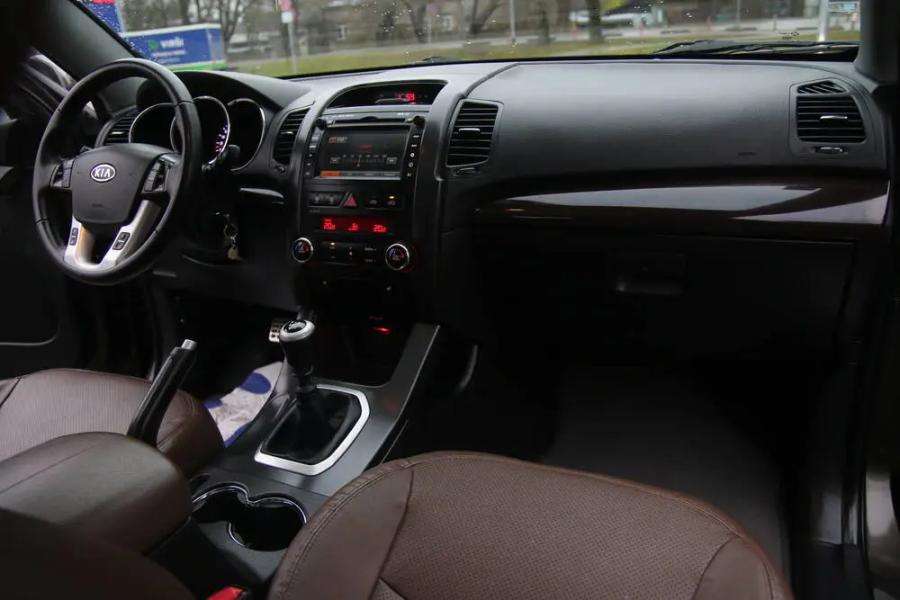 Brown Kia Sorento 2012 in Riga, with an engine capacity of 2.00 L and mileage of 186 thousand km for 7990 €, photo 12 on AUTOMOTO.COM.LV