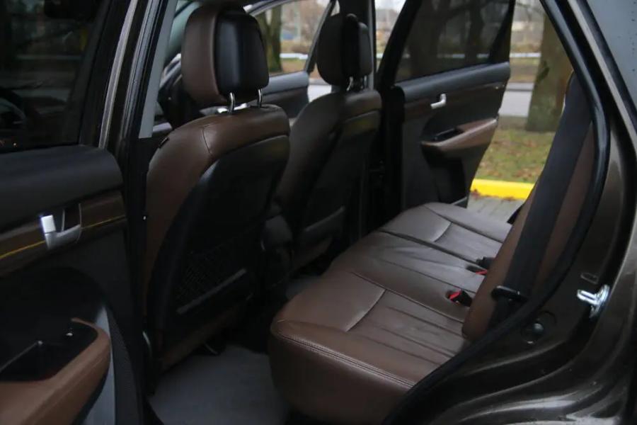 Brown Kia Sorento 2012 in Riga, with an engine capacity of 2.00 L and mileage of 186 thousand km for 7990 €, photo 15 on AUTOMOTO.COM.LV