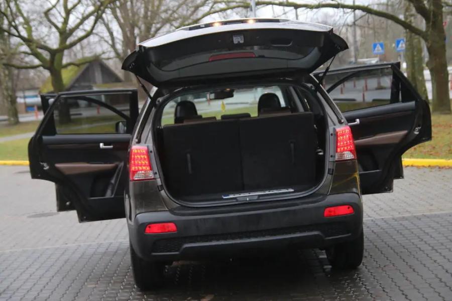 Brown Kia Sorento 2012 in Riga, with an engine capacity of 2.00 L and mileage of 186 thousand km for 7990 €, photo 17 on AUTOMOTO.COM.LV
