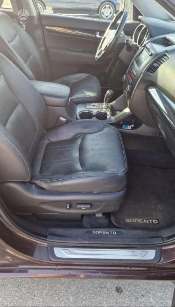 Brown Kia Sorento 2012 in Ukmerge, with an engine capacity of 3.47 L and mileage of 341 thousand km for 5200 €, photo 7 on AUTOMOTO.COM.LV