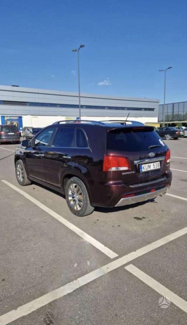 Brown Kia Sorento 2012 in Ukmerge, with an engine capacity of 3.47 L and mileage of 341 thousand km for 5200 €, photo 10 on AUTOMOTO.COM.LV