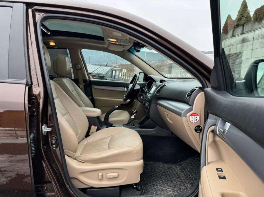 Brūns Kia Sorento 2013 Marijampole, ar dzinēja tilpumu 2.00 L un nobraukumu 138 tūkst. km par 9000 €, foto 13 vietnē AUTOMOTO.COM.LV