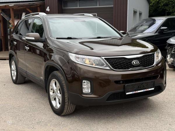 Brown Kia Sorento 2013 in Siauliai, with an engine capacity of 2.20 L and mileage of 308 thousand km for 6950 €, photo 6 on AUTOMOTO.COM.LV