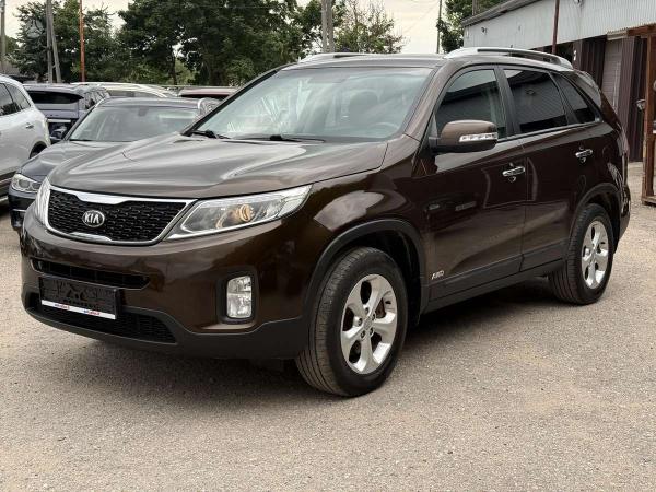 Brown Kia Sorento 2013 in Siauliai, with an engine capacity of 2.20 L and mileage of 308 thousand km for 6950 €, photo 7 on AUTOMOTO.COM.LV