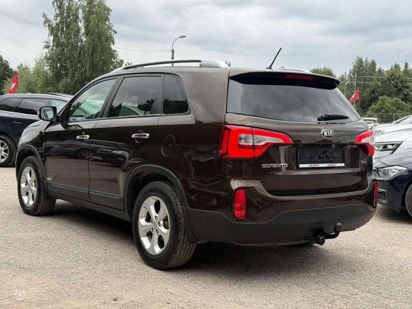 Brown Kia Sorento 2013 in Siauliai, with an engine capacity of 2.20 L and mileage of 308 thousand km for 6950 €, photo 8 on AUTOMOTO.COM.LV