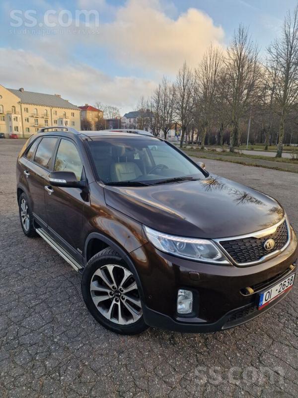 Brown Kia Sorento 2014 in Liepaja, with an engine capacity of 2.20 L and mileage of 153 thousand km for 12500 €, photo 1 on AUTOMOTO.COM.LV