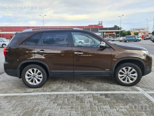 Brūns Kia Sorento 2014 Rīga, ar dzinēja tilpumu 2.20 L un nobraukumu 265 tūkst. km par 11900 €, foto 2 vietnē AUTOMOTO.COM.LV
