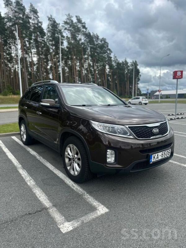 Brown Kia Sorento 2014 in Riga, with an engine capacity of 2.20 L and mileage of 268 thousand km for 11900 €, photo 2 on AUTOMOTO.COM.LV