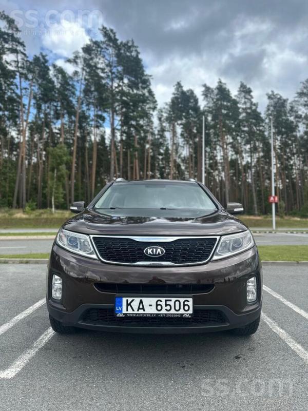 Brown Kia Sorento 2014 in Riga, with an engine capacity of 2.20 L and mileage of 268 thousand km for 11900 €, photo 3 on AUTOMOTO.COM.LV