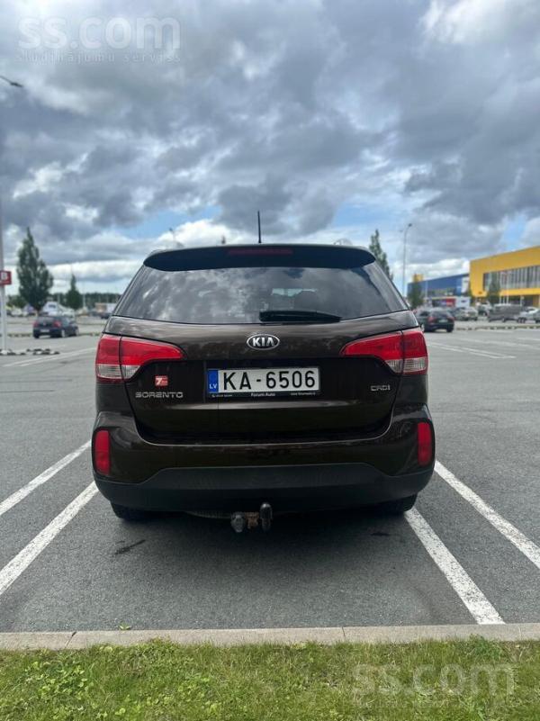 Brown Kia Sorento 2014 in Riga, with an engine capacity of 2.20 L and mileage of 268 thousand km for 11900 €, photo 4 on AUTOMOTO.COM.LV