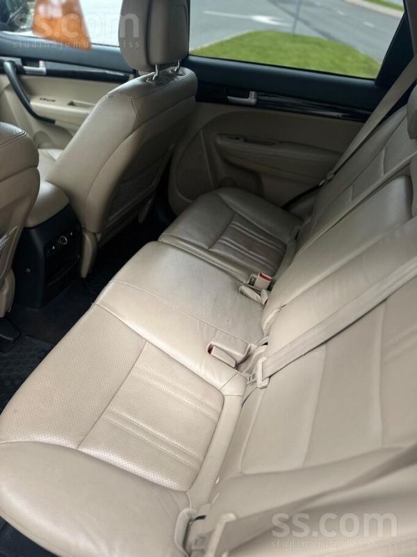 Brown Kia Sorento 2014 in Riga, with an engine capacity of 2.20 L and mileage of 268 thousand km for 11900 €, photo 7 on AUTOMOTO.COM.LV