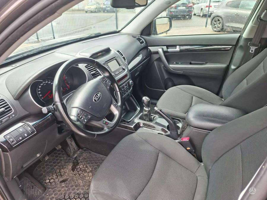 Brown Kia Sorento 2014 in Marijampole, with an engine capacity of 2.20 L and mileage of 288 thousand km for 8100 €, photo 9 on AUTOMOTO.COM.LV