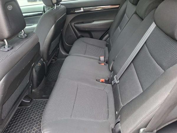Brown Kia Sorento 2014 in Marijampole, with an engine capacity of 2.20 L and mileage of 288 thousand km for 8100 €, photo 10 on AUTOMOTO.COM.LV