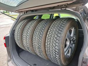 Brown Kia Sorento 2014 in Marijampole, with an engine capacity of 2.20 L and mileage of 288 thousand km for 8100 €, photo 12 on AUTOMOTO.COM.LV