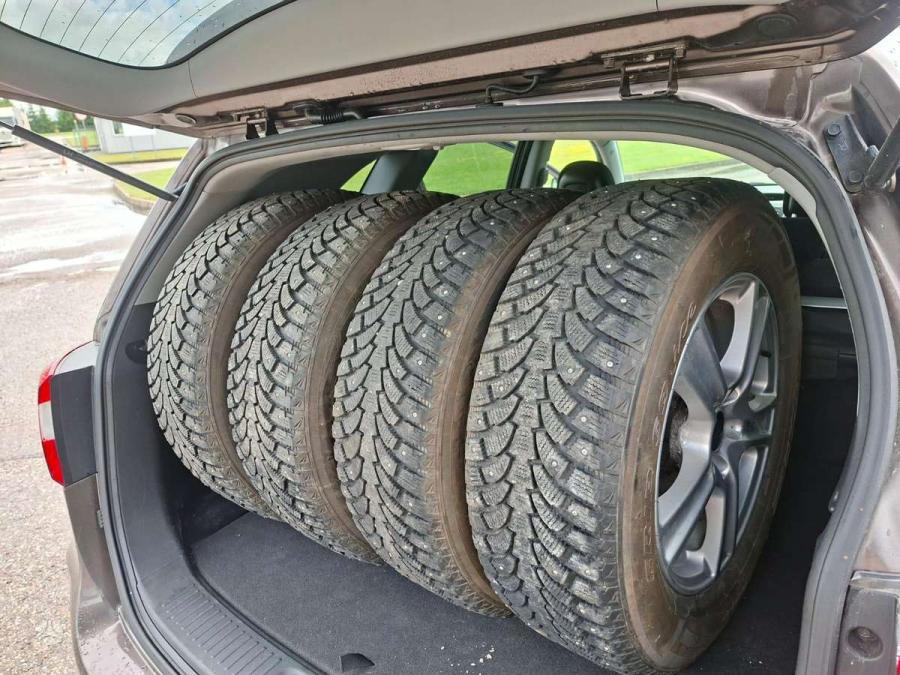 Brown Kia Sorento 2014 in Marijampole, with an engine capacity of 2.20 L and mileage of 288 thousand km for 8100 €, photo 12 on AUTOMOTO.COM.LV