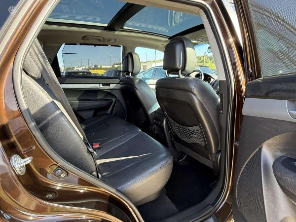 Brown Kia Sorento 2014 in Vilnius, with an engine capacity of 2.20 L and mileage of 235 thousand km for 10200 €, photo 9 on AUTOMOTO.COM.LV