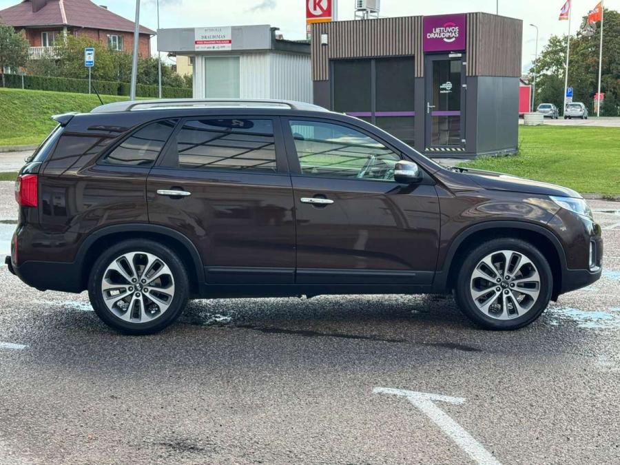 Brown Kia Sorento 2014 in Jonava, with an engine capacity of 2.20 L and mileage of 281 thousand km for 9700 €, photo 4 on AUTOMOTO.COM.LV