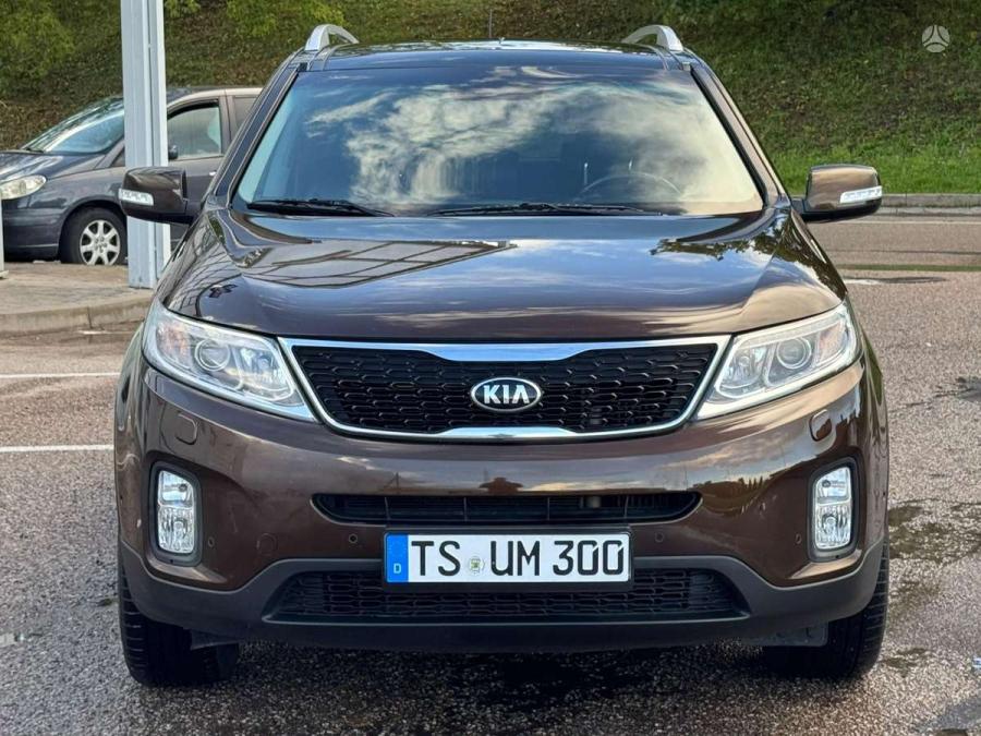 Brown Kia Sorento 2014 in Jonava, with an engine capacity of 2.20 L and mileage of 281 thousand km for 9700 €, photo 9 on AUTOMOTO.COM.LV
