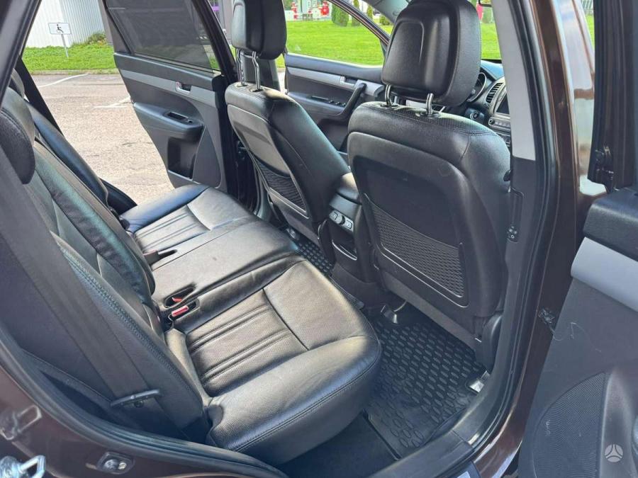 Brown Kia Sorento 2014 in Jonava, with an engine capacity of 2.20 L and mileage of 281 thousand km for 9700 €, photo 22 on AUTOMOTO.COM.LV