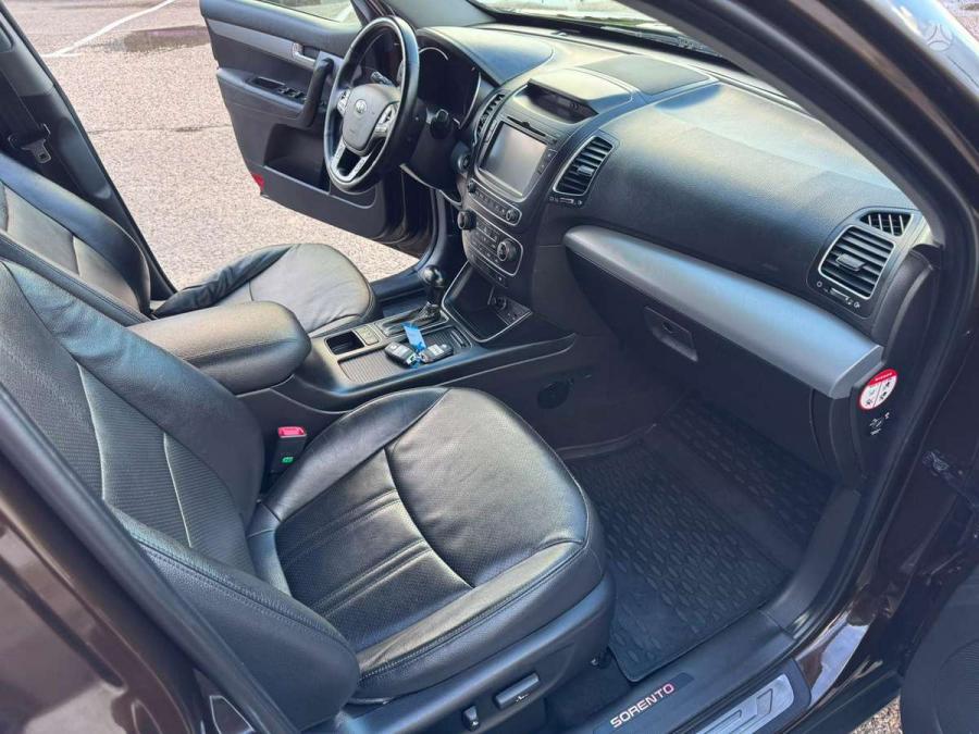 Brown Kia Sorento 2014 in Jonava, with an engine capacity of 2.20 L and mileage of 281 thousand km for 9700 €, photo 29 on AUTOMOTO.COM.LV