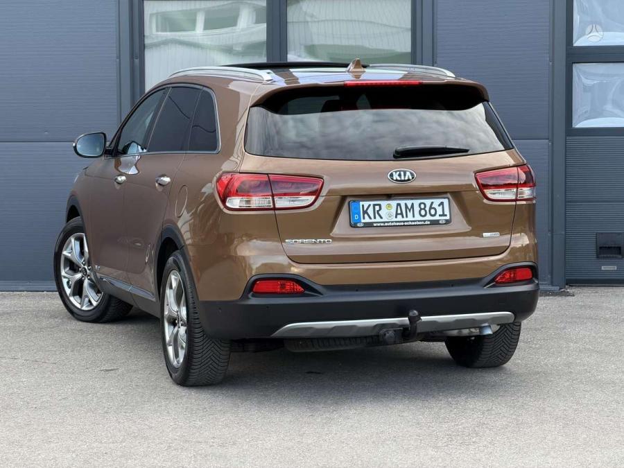 Brown Kia Sorento 2016 in Jonava, with an engine capacity of 2.20 L and mileage of 280 thousand km for 14500 €, photo 7 on AUTOMOTO.COM.LV