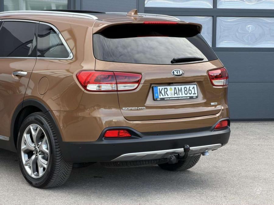 Brown Kia Sorento 2016 in Jonava, with an engine capacity of 2.20 L and mileage of 280 thousand km for 14500 €, photo 8 on AUTOMOTO.COM.LV