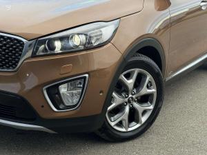 Brown Kia Sorento 2016 in Jonava, with an engine capacity of 2.20 L and mileage of 280 thousand km for 14500 €, photo 16 on AUTOMOTO.COM.LV