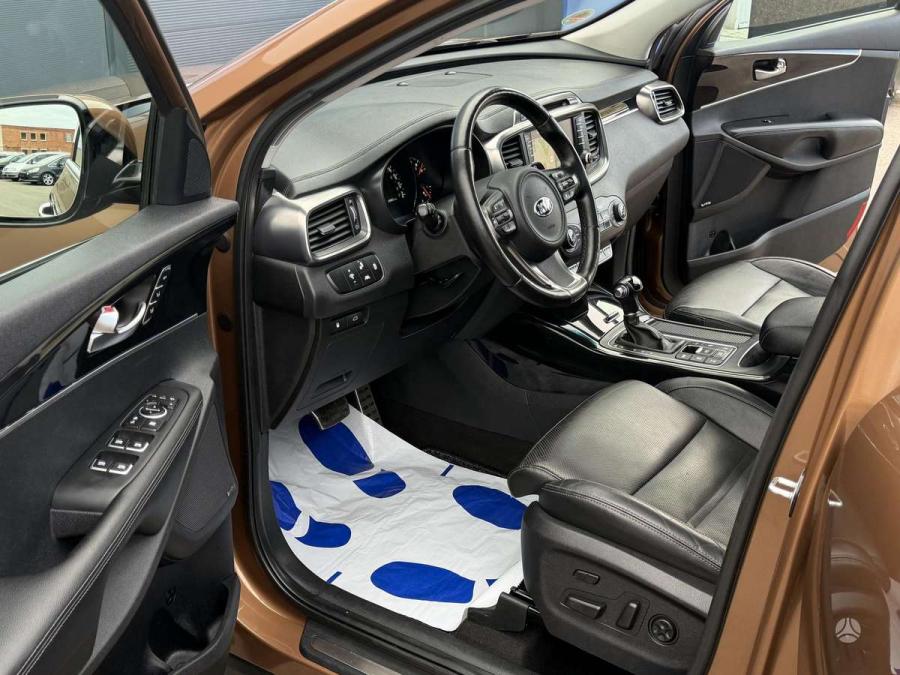 Brown Kia Sorento 2016 in Jonava, with an engine capacity of 2.20 L and mileage of 280 thousand km for 14500 €, photo 17 on AUTOMOTO.COM.LV