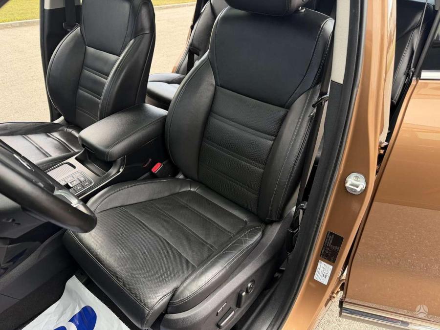 Brown Kia Sorento 2016 in Jonava, with an engine capacity of 2.20 L and mileage of 280 thousand km for 14500 €, photo 19 on AUTOMOTO.COM.LV