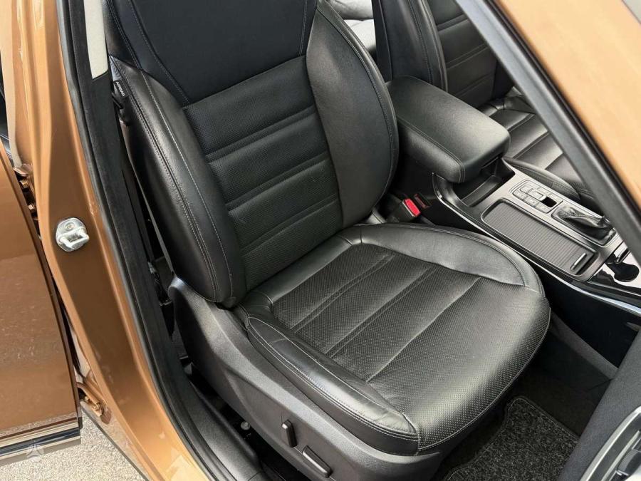Brown Kia Sorento 2016 in Jonava, with an engine capacity of 2.20 L and mileage of 280 thousand km for 14500 €, photo 20 on AUTOMOTO.COM.LV