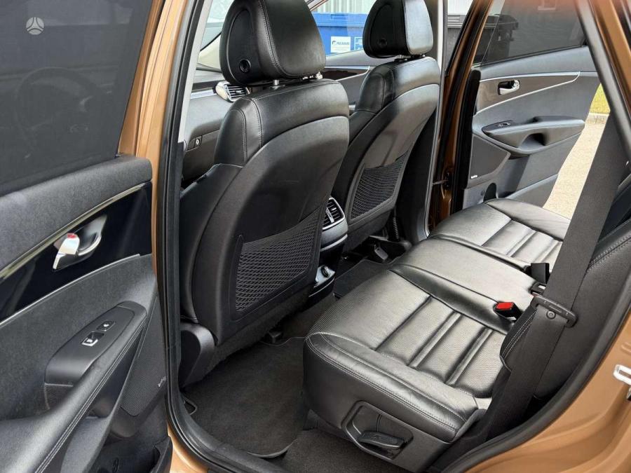 Brown Kia Sorento 2016 in Jonava, with an engine capacity of 2.20 L and mileage of 280 thousand km for 14500 €, photo 33 on AUTOMOTO.COM.LV