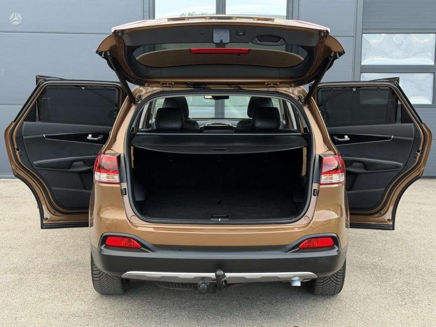 Brown Kia Sorento 2016 in Jonava, with an engine capacity of 2.20 L and mileage of 280 thousand km for 14500 €, photo 39 on AUTOMOTO.COM.LV