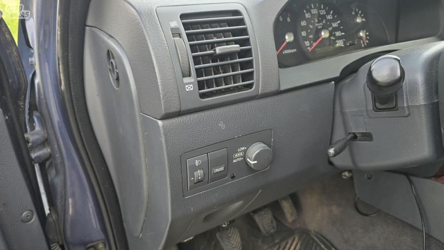 Kia Sorento 2005 in Siauliai, with an engine capacity of 2.50 L and mileage of 280 thousand km for 1650 €, photo 7 on AUTOMOTO.COM.LV