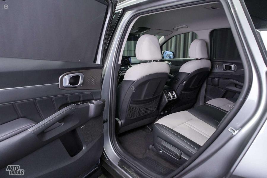 Kia Sorento 2021 in Marijampole, with an engine capacity of 2.20 L and mileage of 92 thousand km for 30950 €, photo 32 on AUTOMOTO.COM.LV